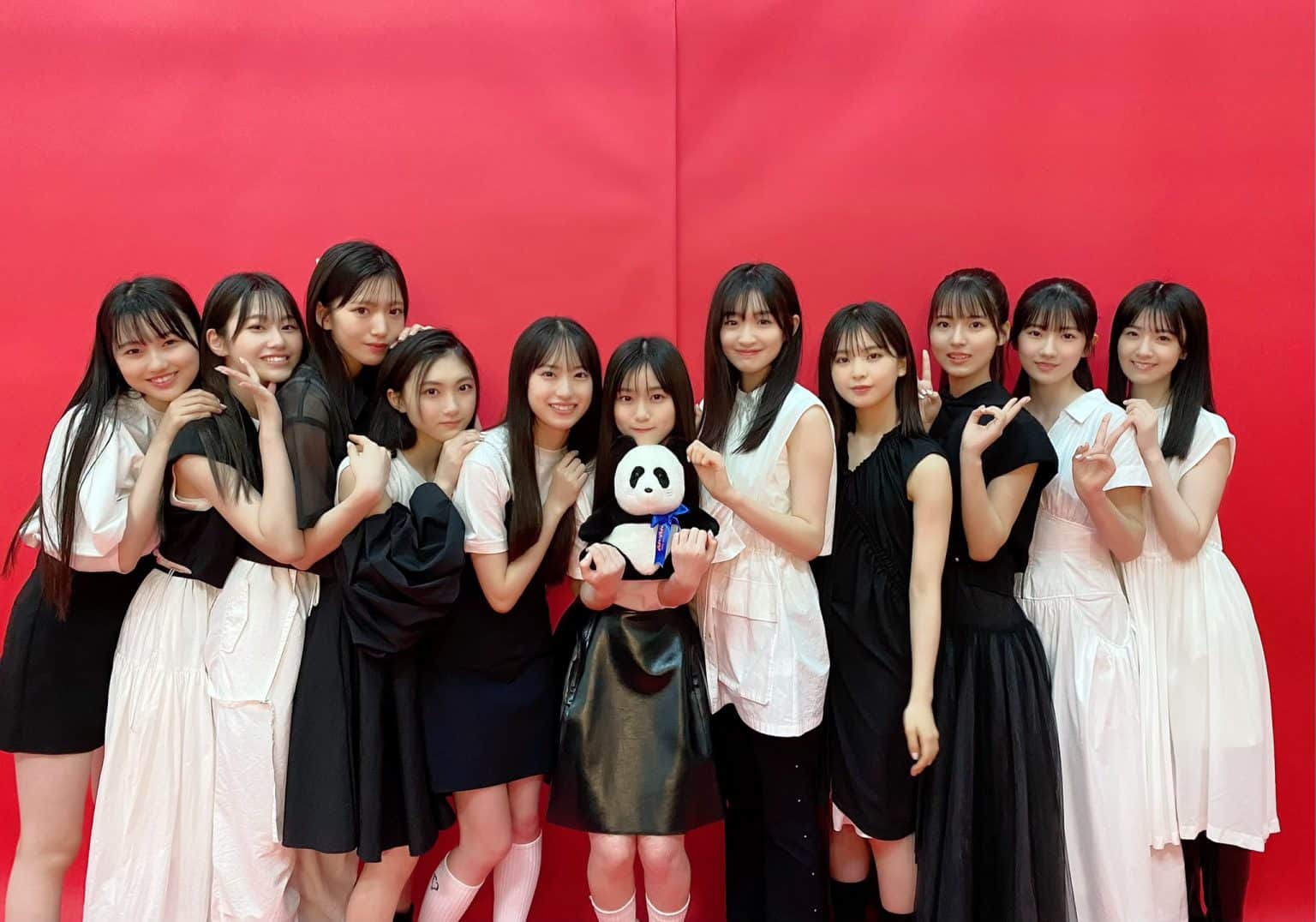 櫻坂46三期生、全員そろって登場！本日6/21発売『anan』集合ショット公開